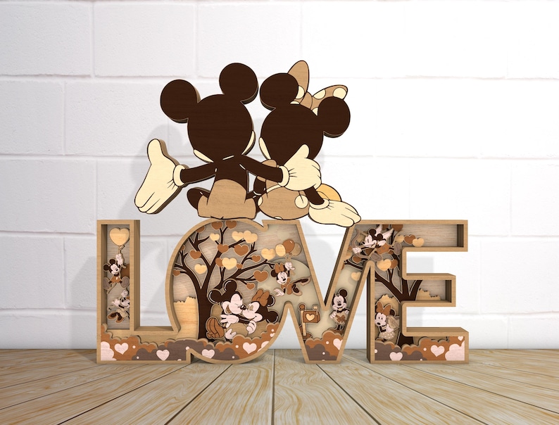Marco decorativo LOVE en capas con pareja romántica de Micky y Minnie ...