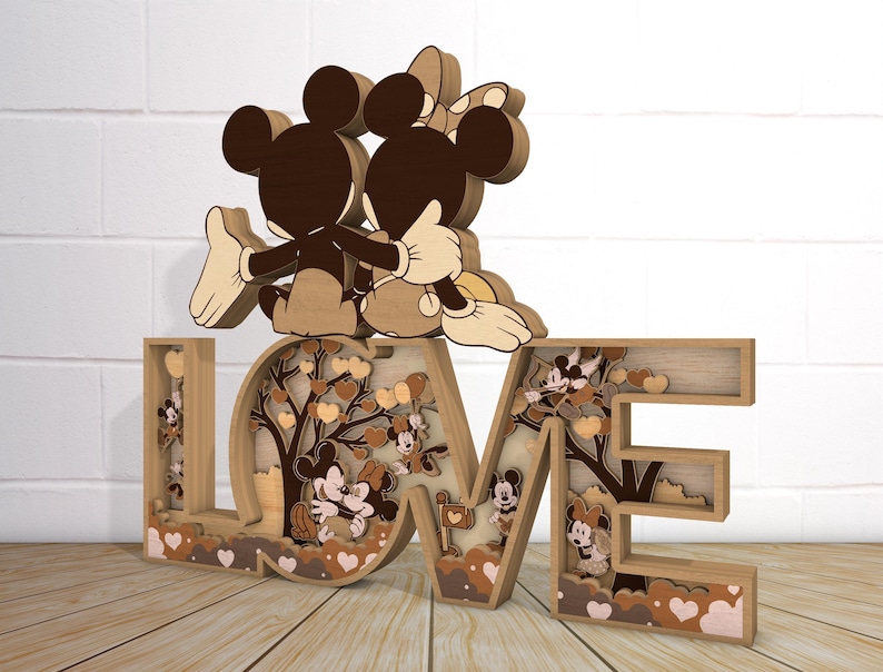 Marco decorativo LOVE en capas con pareja romántica de Micky y Minnie ...